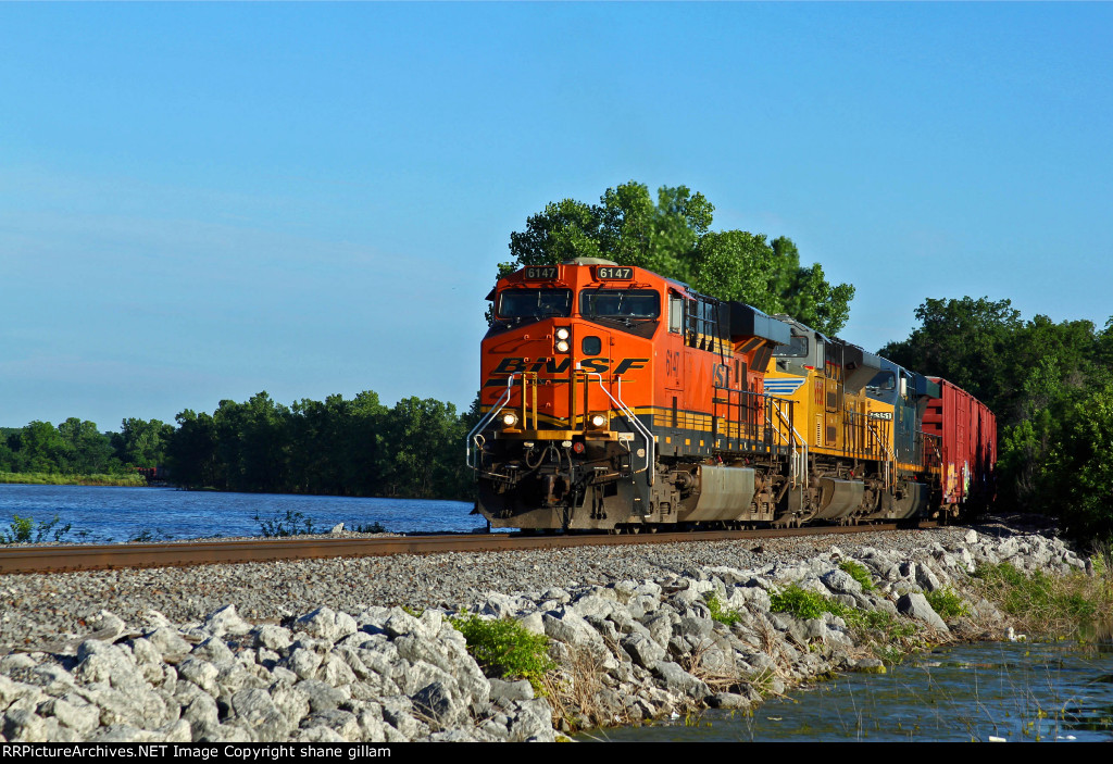BNSF 6147 Leads a nice lashup Nb!!!